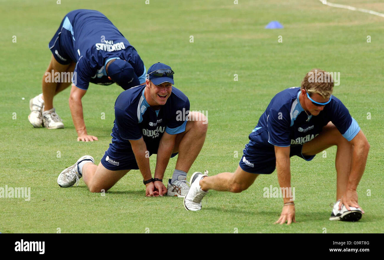 Cricket scotland stretching hi-res stock photography and images - Alamy