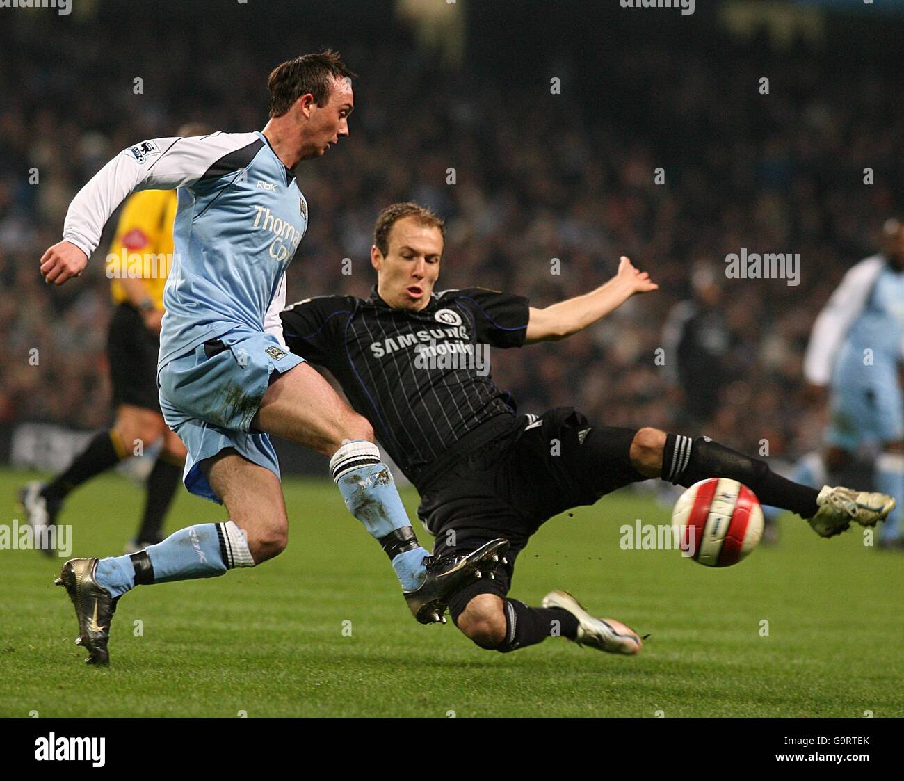 Chelsea's Arjen Robben and Manchester City's Stephen Ireland battle for ...