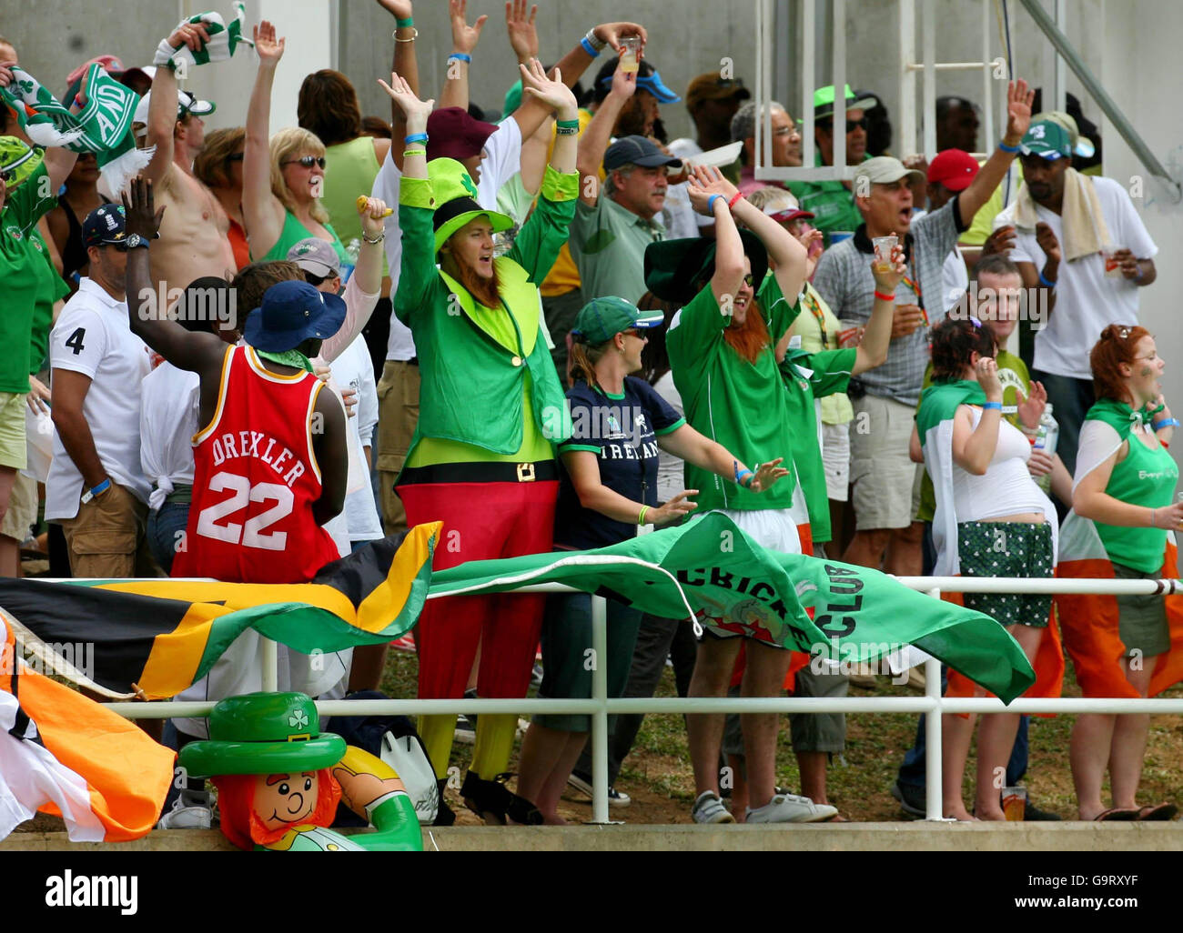 Happy cricket fans hi-res stock photography and images - Alamy