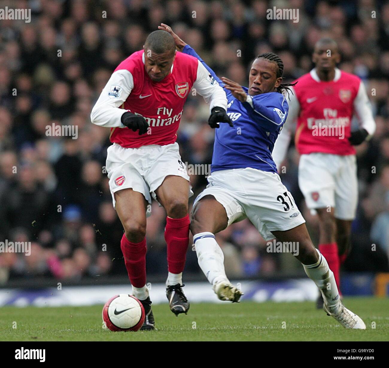 Arsenal's Cesar Julio Baptista (left) and Everton's Manuel Fernandes ...