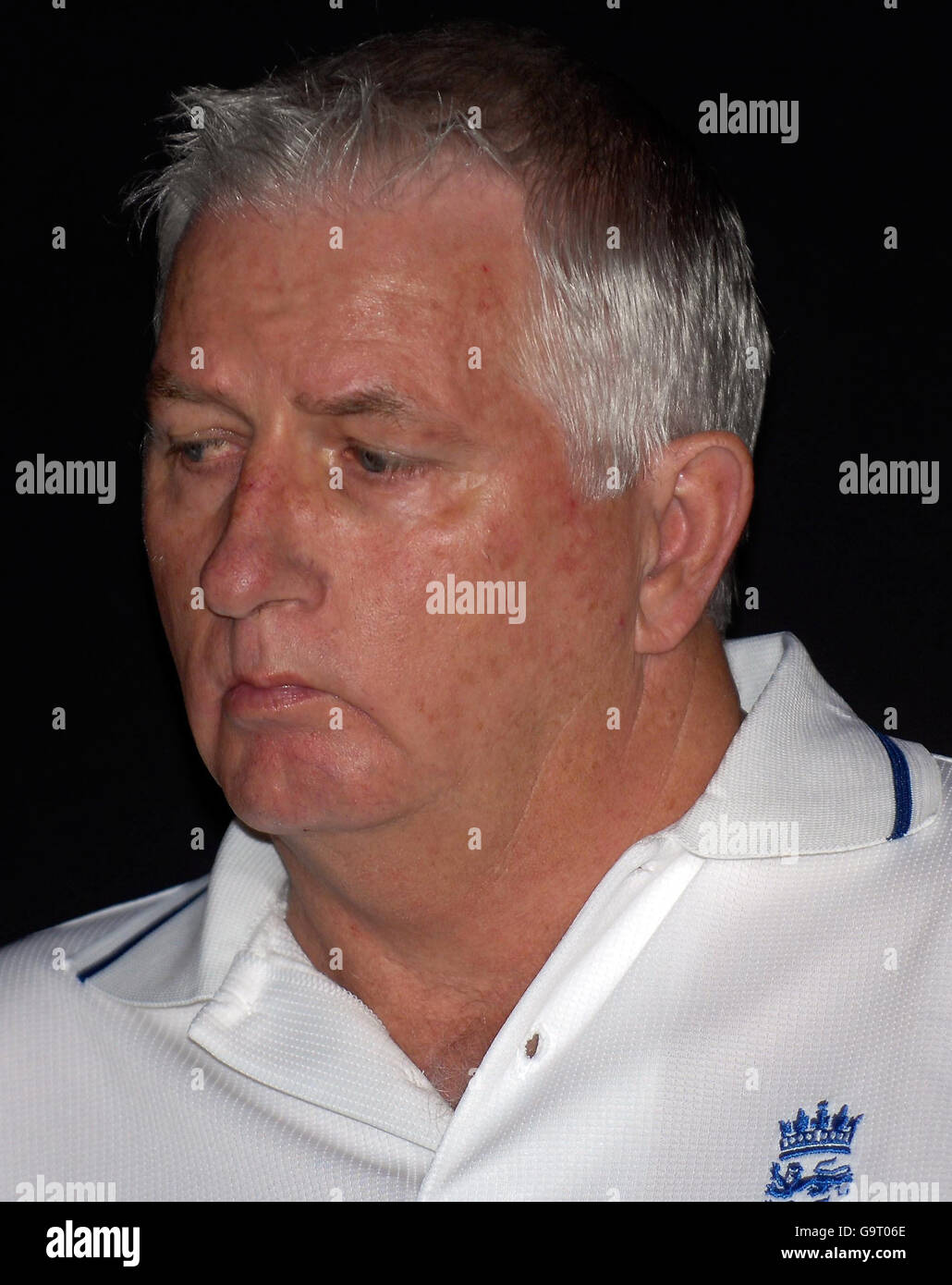 Cricket press conference head head shot hi-res stock photography and ...