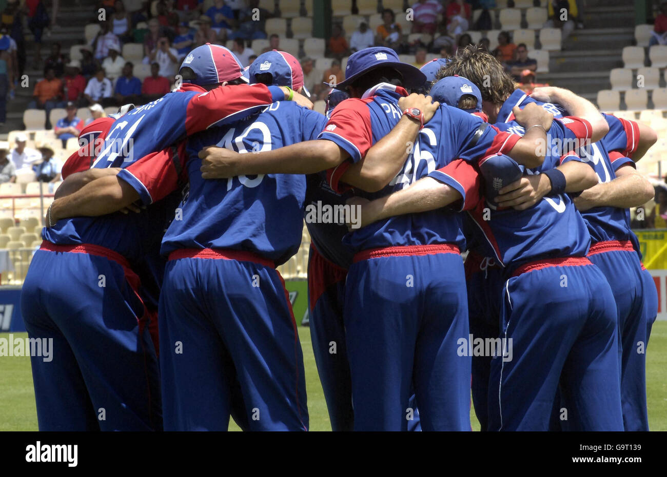 Cricket top half team huddle hi-res stock photography and images - Alamy