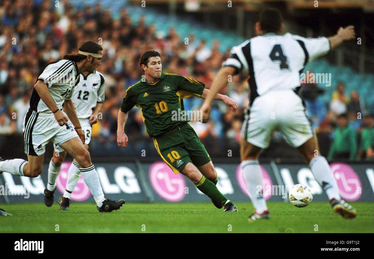 Australia's Brett Emerton (c) in action against New Zealand Stock Photo ...