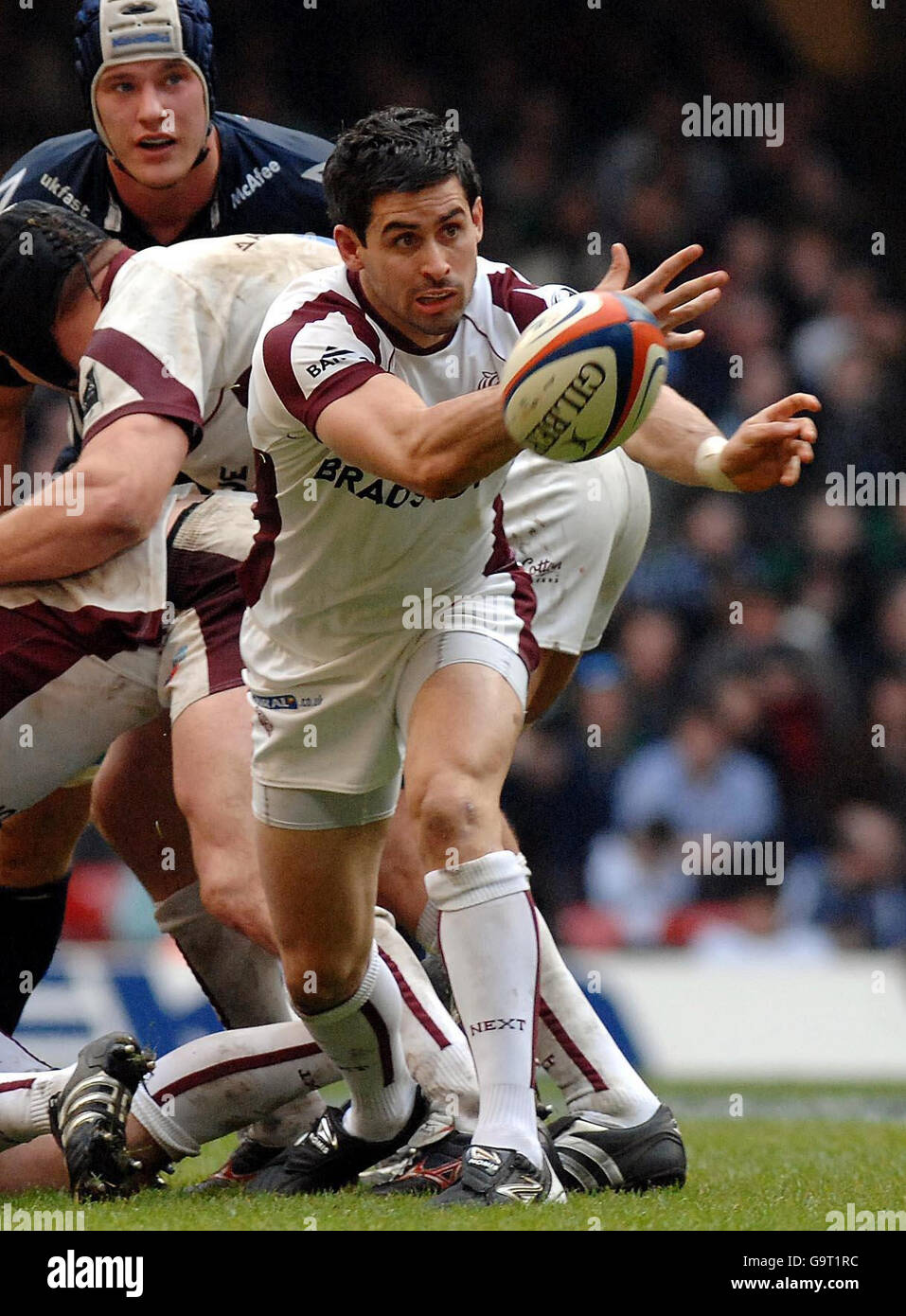 Scrum half throwing ball hi-res stock photography and images - Alamy