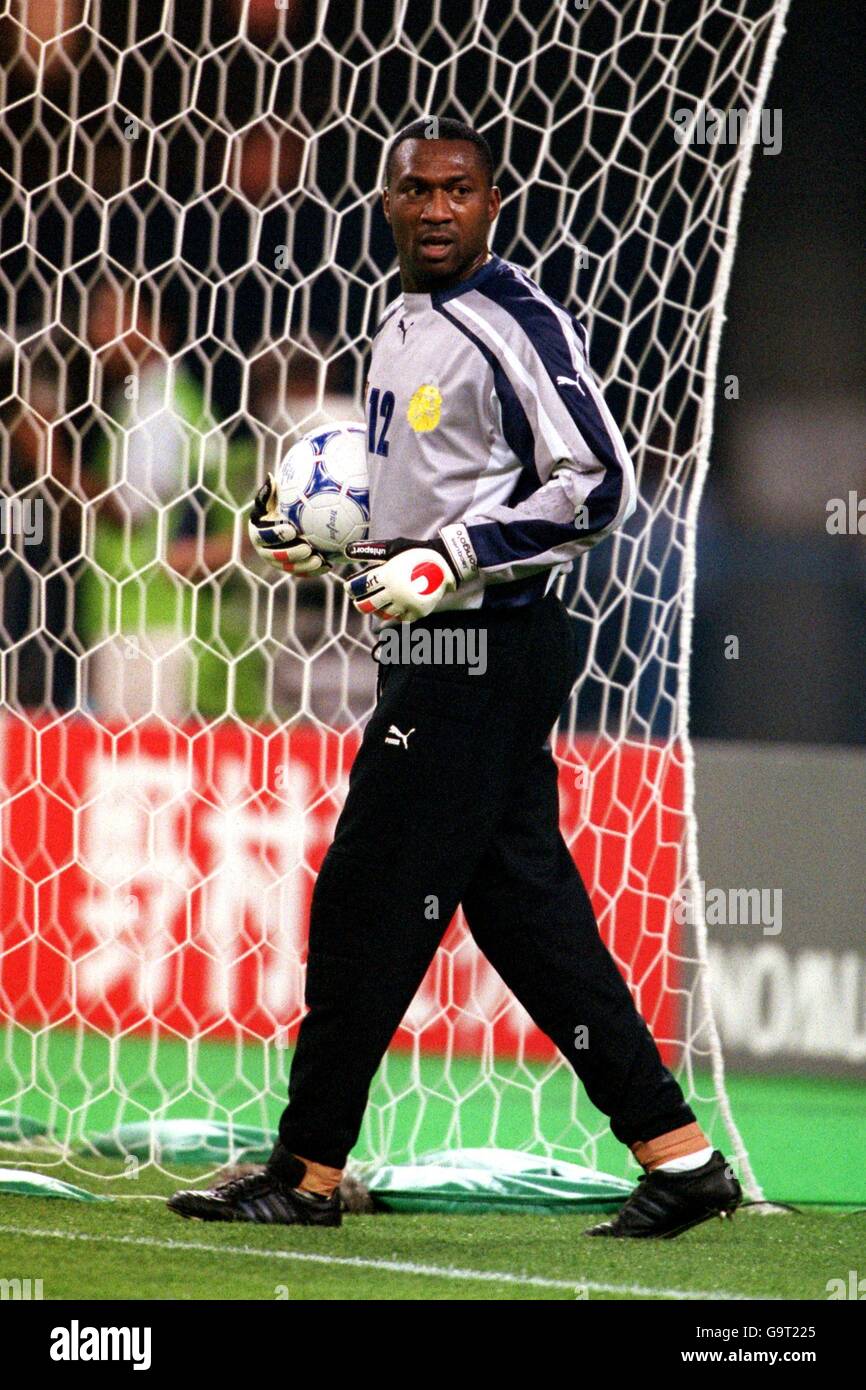 Cameroon goalkeeper jacques songoo hi-res stock photography and images ...