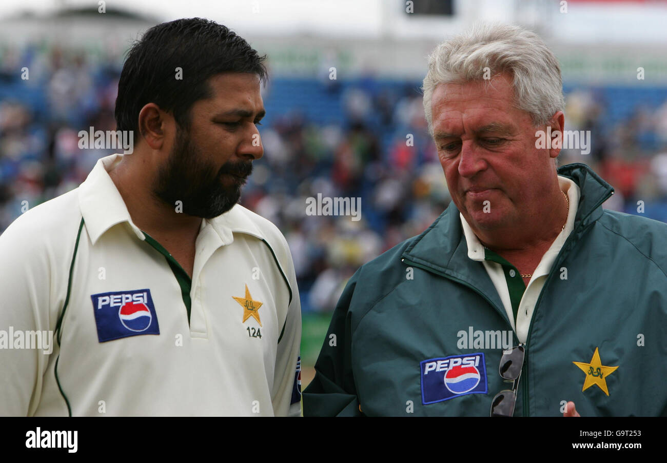 Pakistan captain Inzamam-ul-Haq (L) talks with coach Bob Woolmer after ...