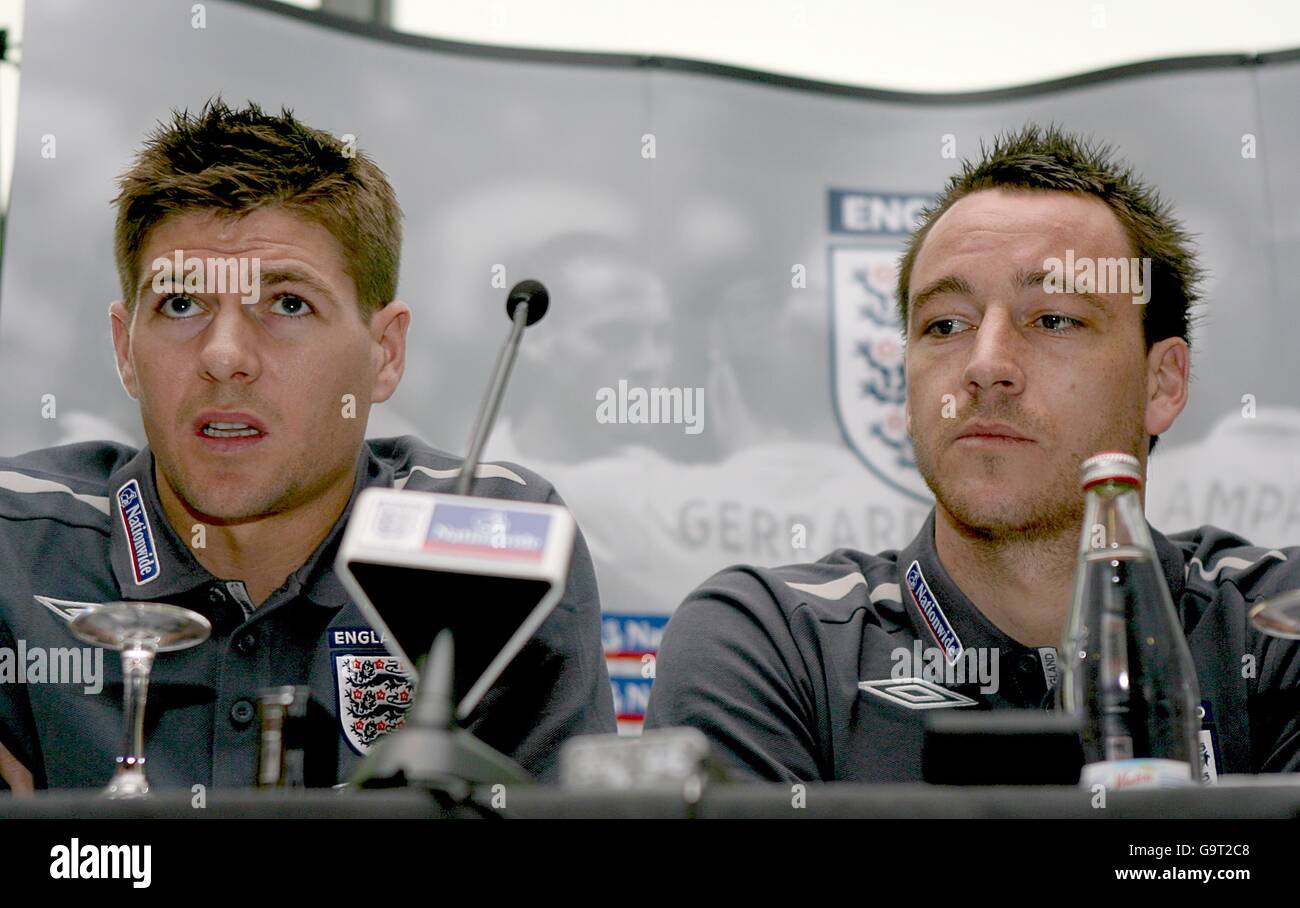 Steven gerrard and john terry hi-res stock photography and images - Alamy