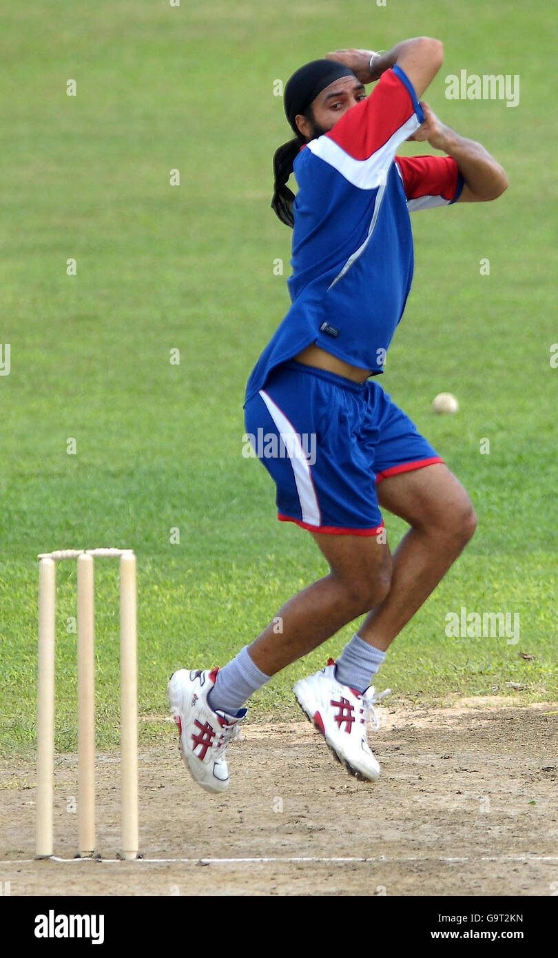 Cricket action bowling jumping hi-res stock photography and images - Alamy