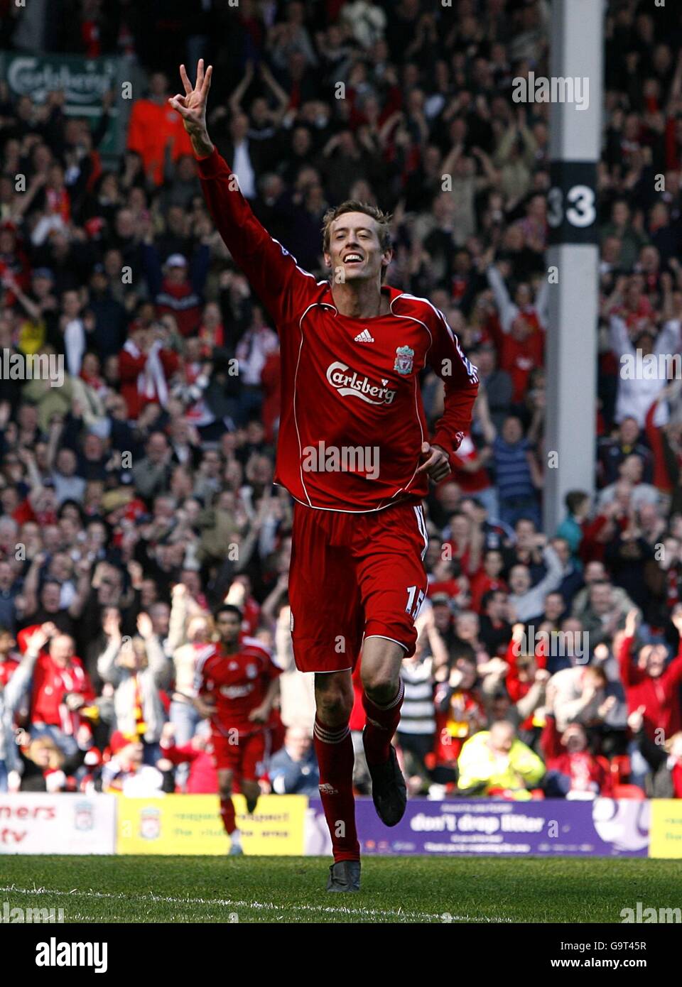 Liverpools peter crouch celebrates hi-res stock photography and images ...