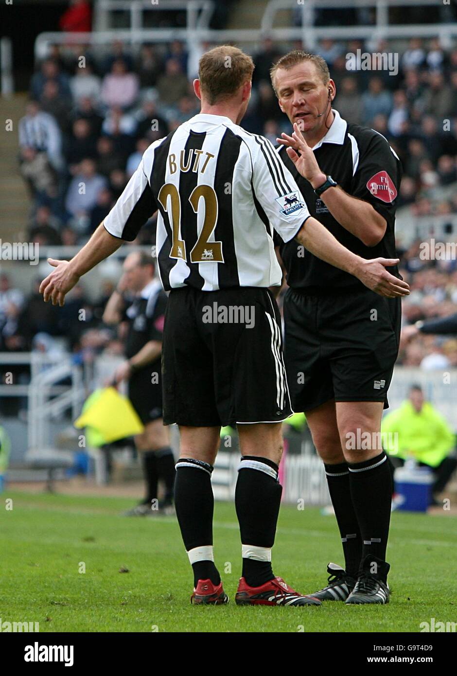 Referee Graham Poll has a word with Newcastles Nicky Butt Stock Photo ...