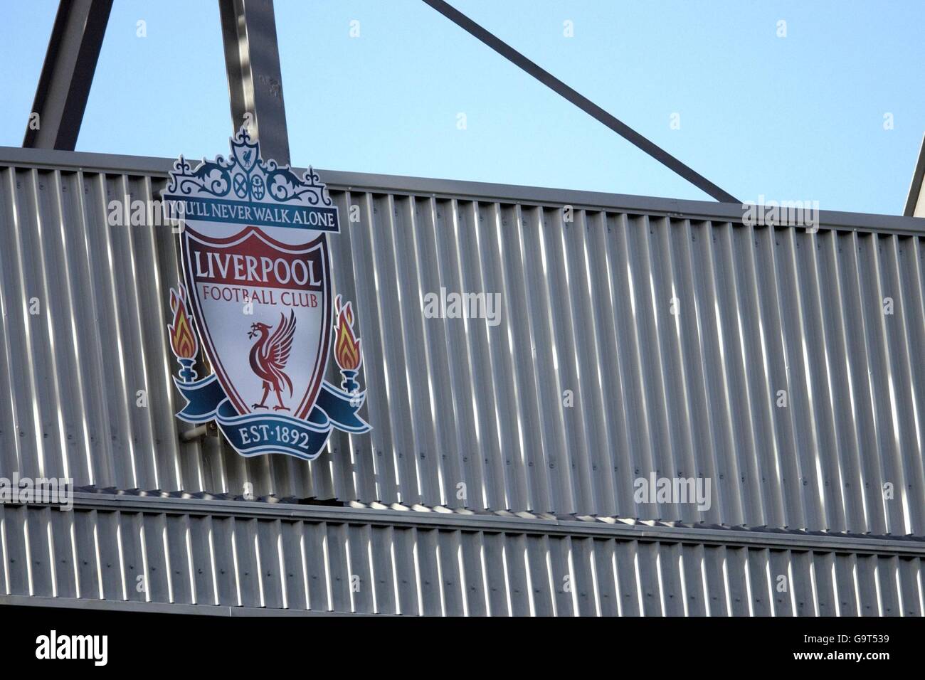 Liverpool crest on the anfield stadium roof hi-res stock photography ...