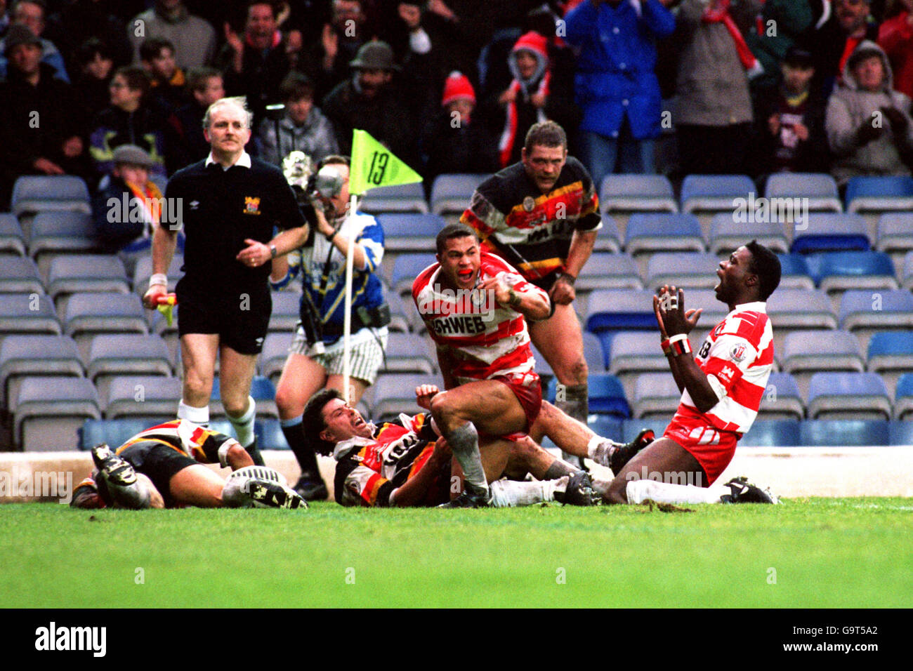RUGBY LEAGUE REGAL THROPHY FINAL. JASON ROBINSON CELEBRATES SCORING THE ...