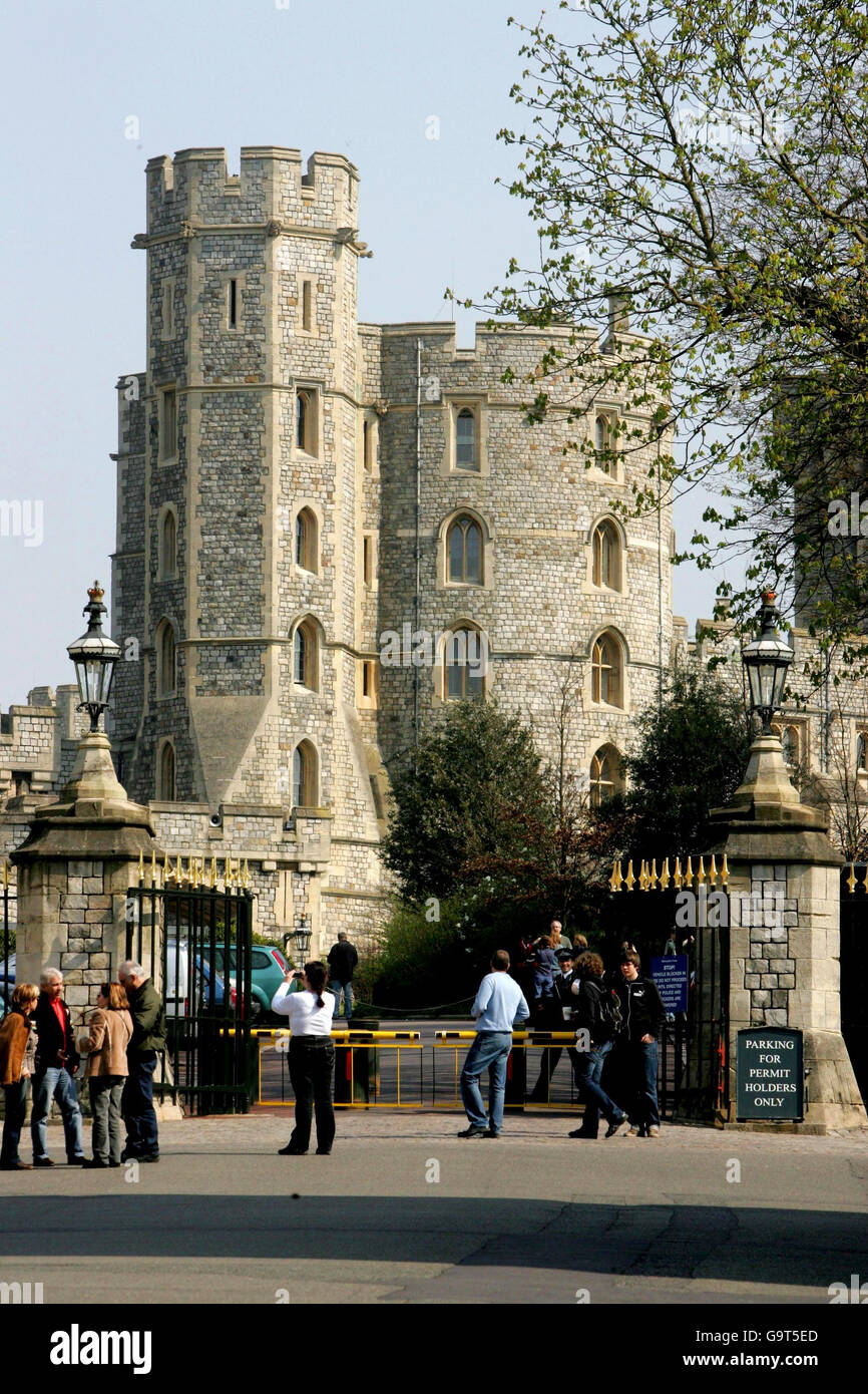 Women soldiers guard Windsor Castle Stock Photo - Alamy