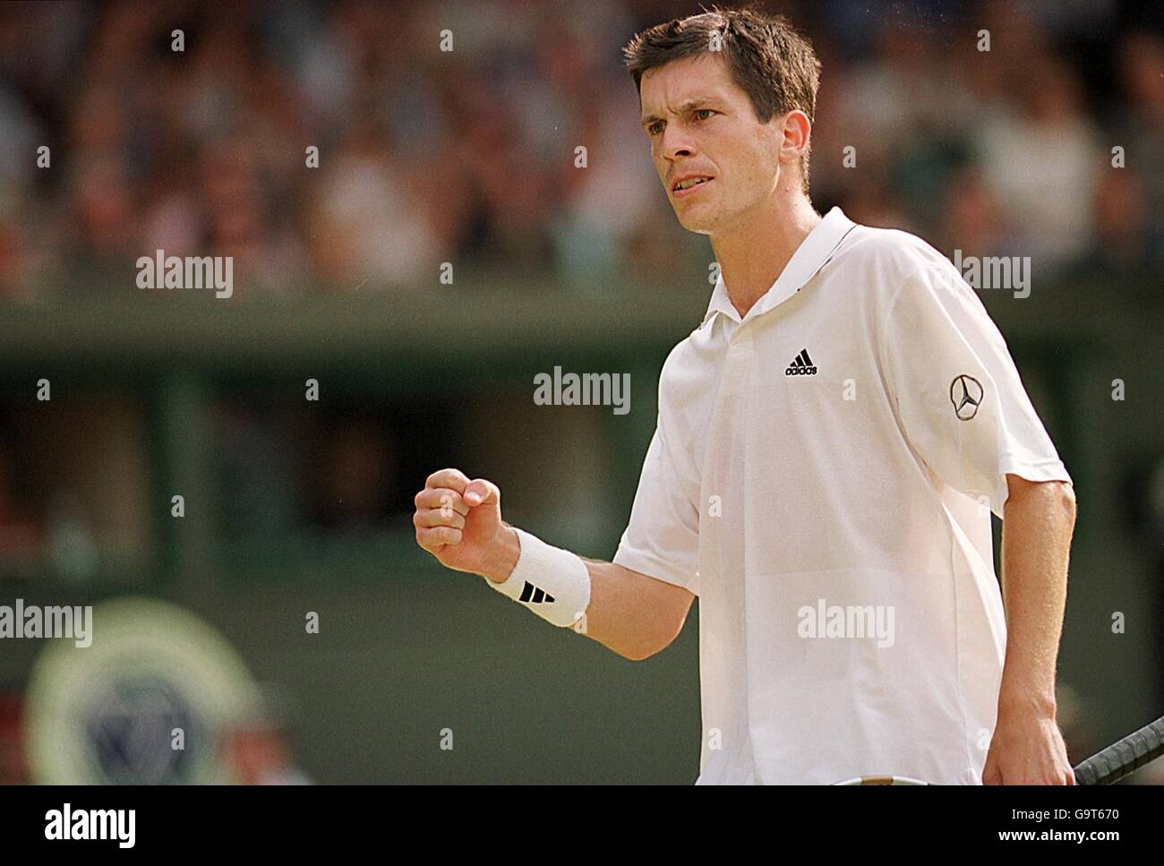 Tim Henman celebrates winning the second set against Switzerland's ...