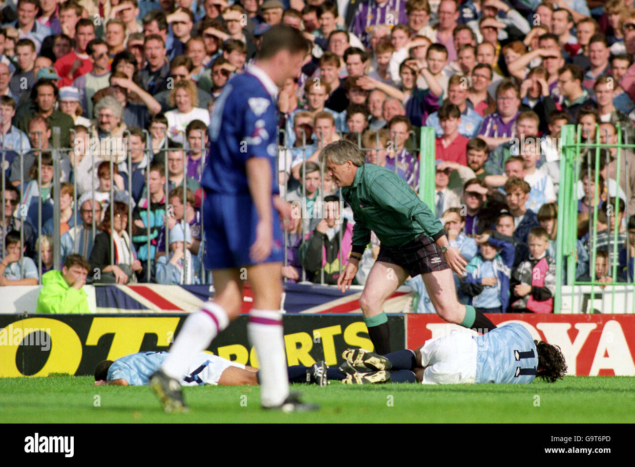 l-r; FITZROY SIMPSON and RICK HOLDEN [both MANCHESTER CITY] injured ...
