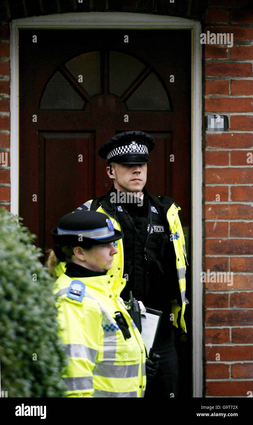 Police stand outside house on firth mount in beeston hi-res stock ...