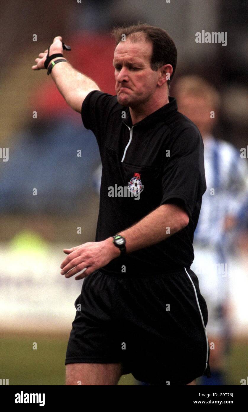 Paul hull referee hi-res stock photography and images - Alamy