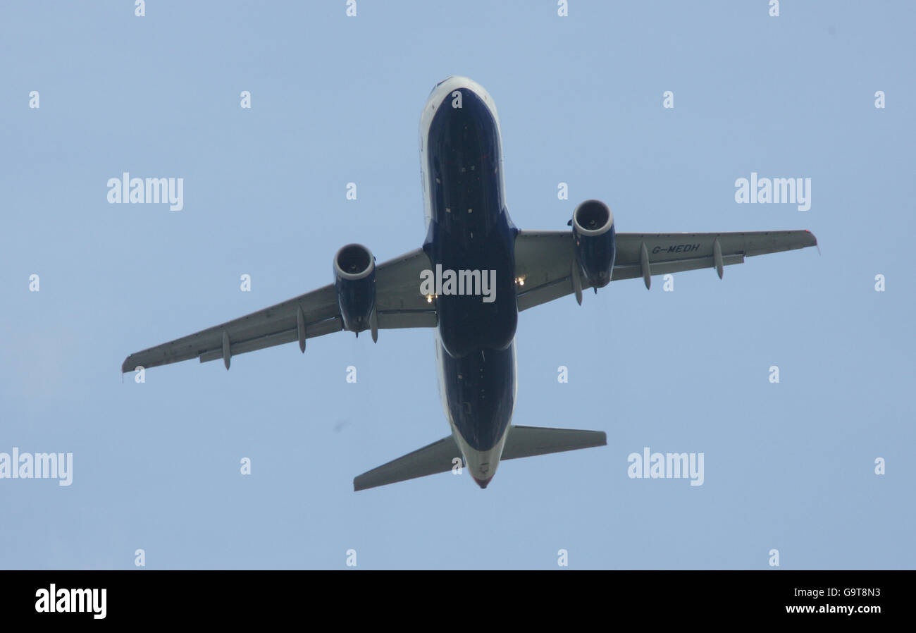 Ba a320 taking off from heathrow airport hi-res stock photography and ...