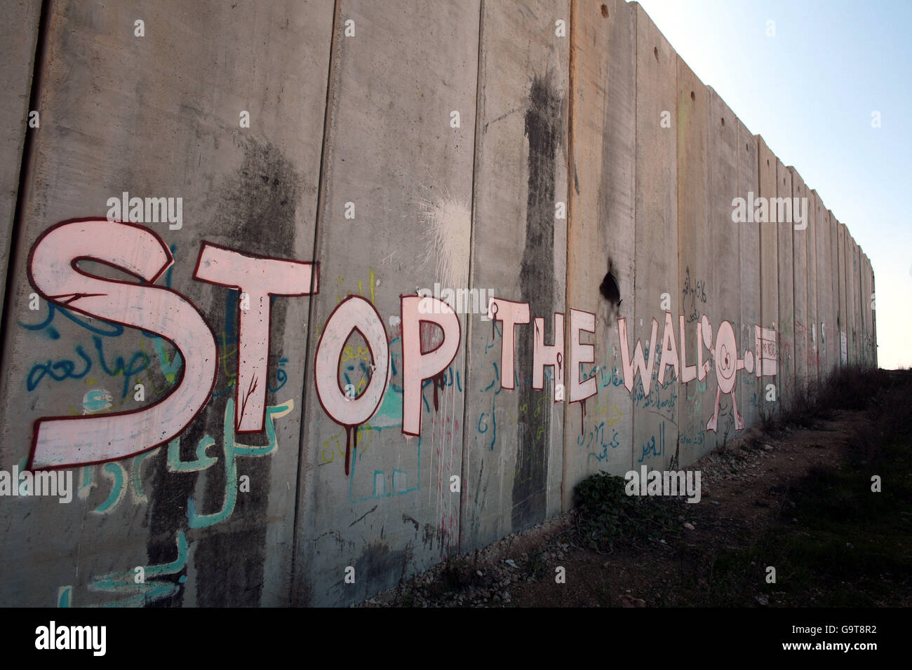 The Israeli West Bank barrier at Ramallah Stock Photo - Alamy