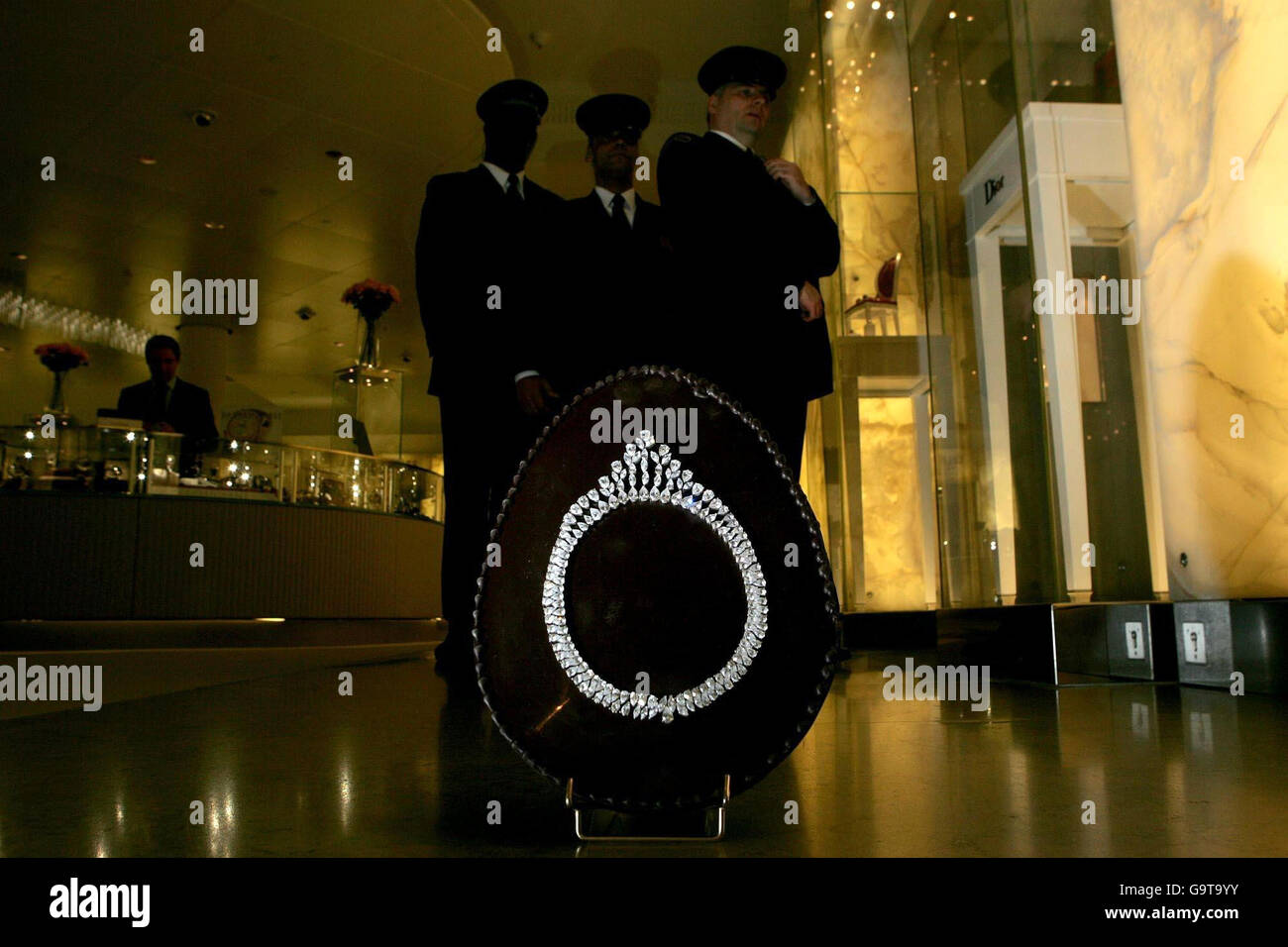 Harrods security hi-res stock photography and images - Alamy