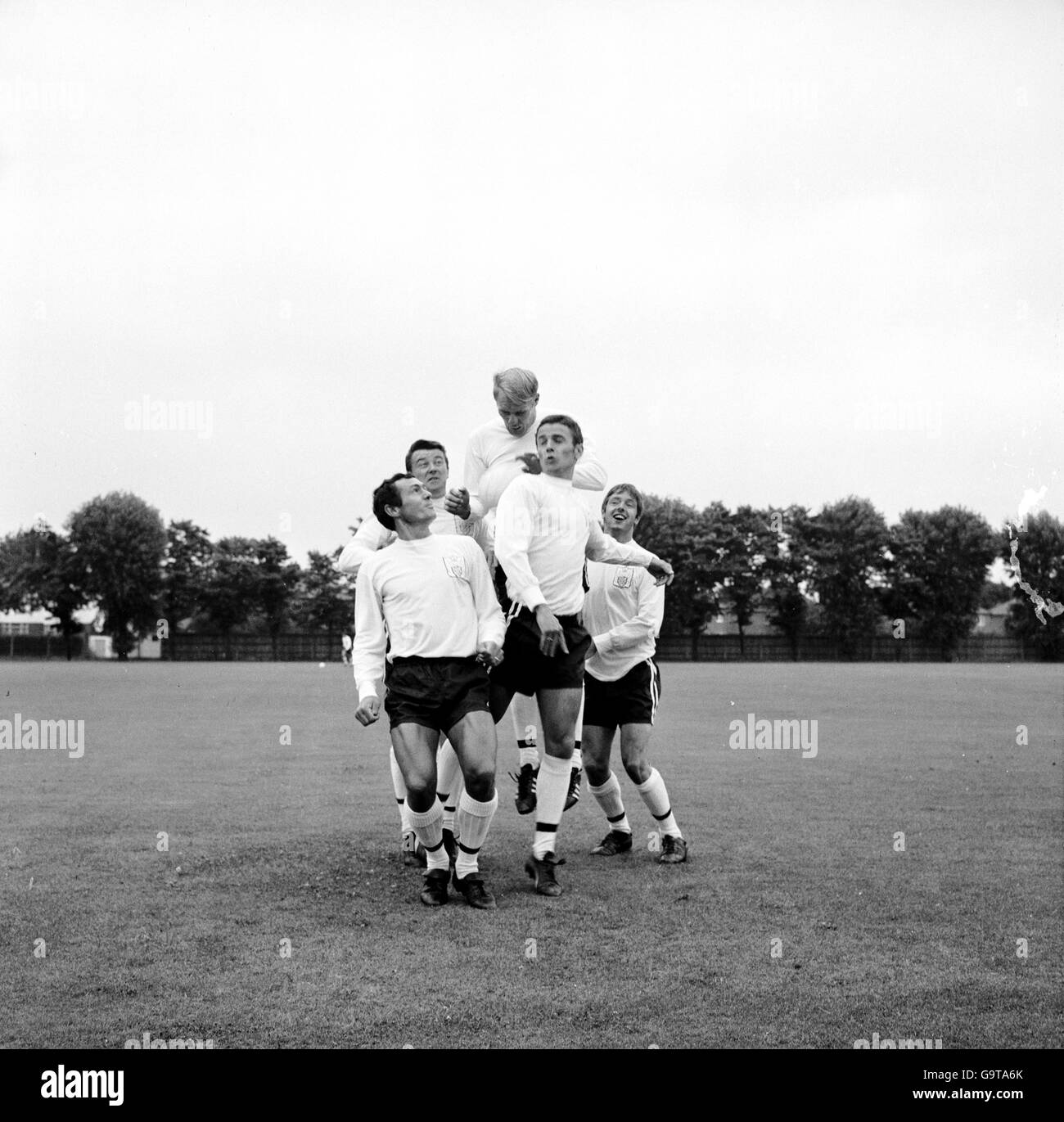 (L-R) Fulham's Joe Gilroy, Johnny Byrne, Frank Large, Steve Earle and ...