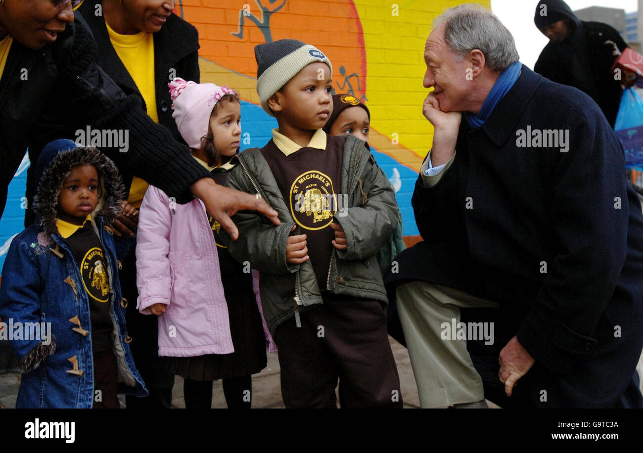 Ken Livingstone and Sir Ian Blair visit Community Centre Stock Photo ...