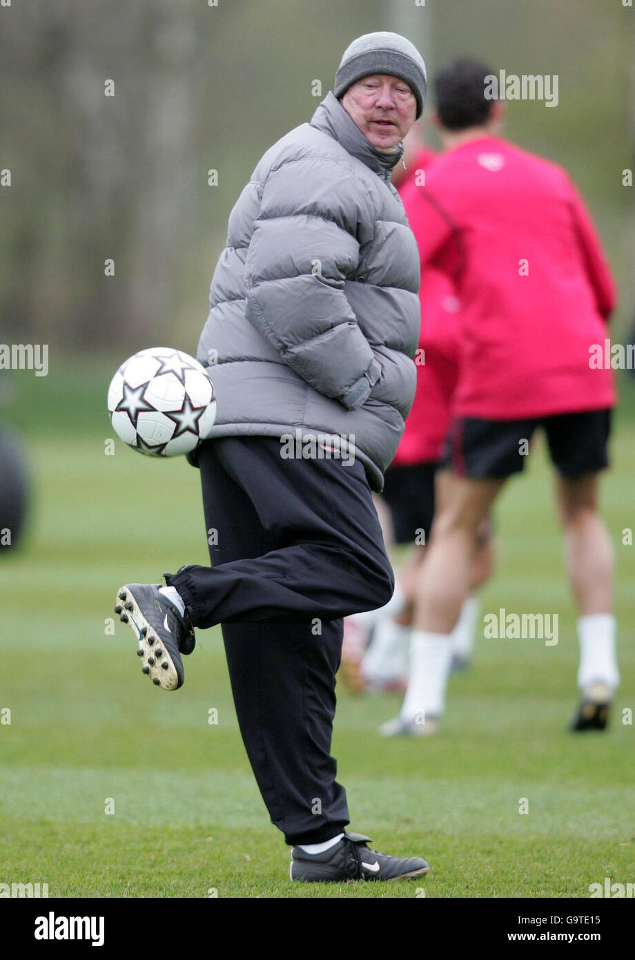 Manchester uniteds manager sir alex ferguson training session ...