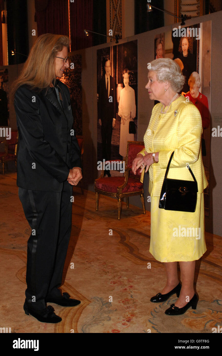 Annie leibovitz queen hi-res stock photography and images - Alamy