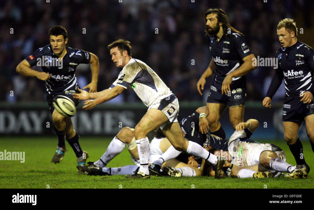 Bath's Nick Walshie (centre) gets his pass away during the Guinness ...