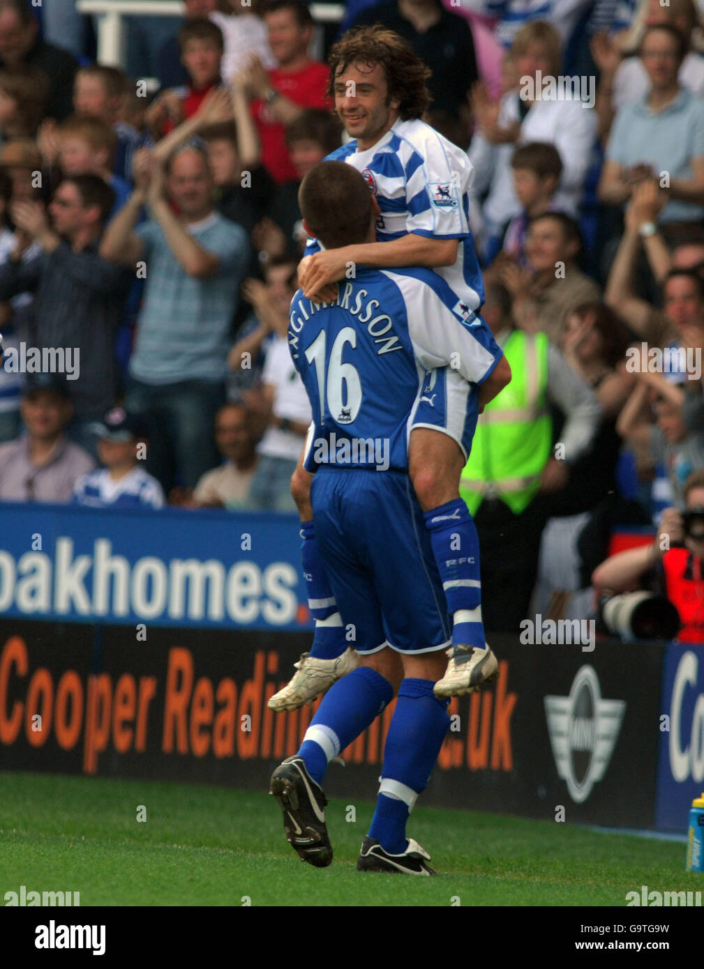 Reading's goal scorer Stephen Hunt celebrates his goal Stock Photo - Alamy