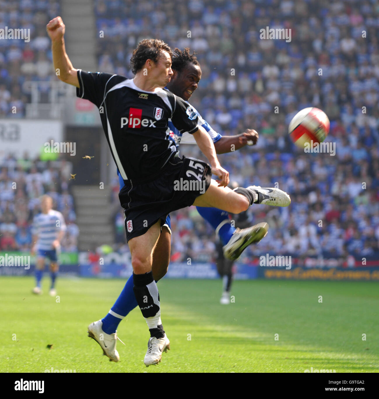 Reading's Andre Bikey and Fulham's Simon Davies battle Stock Photo - Alamy