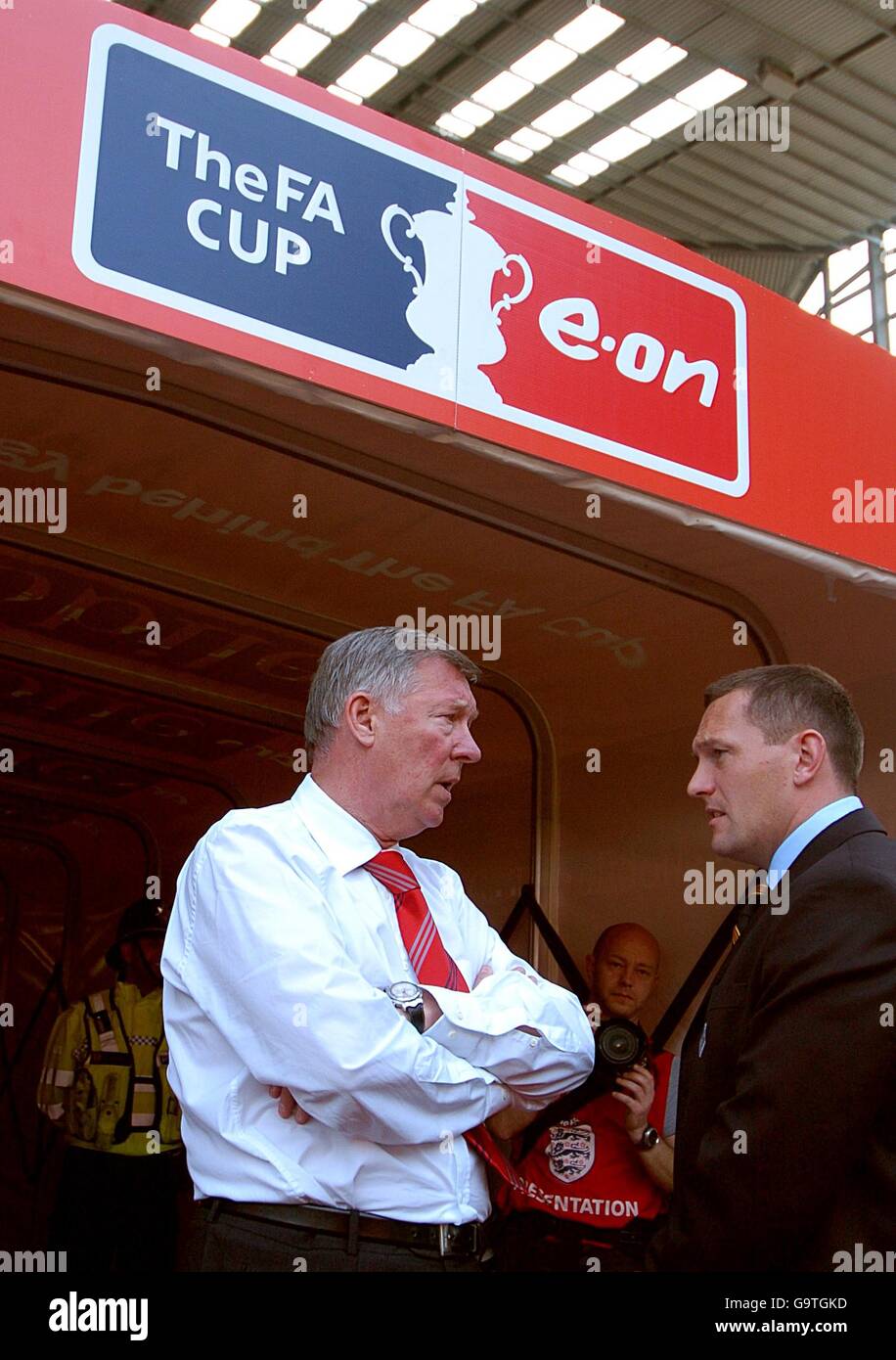 Watford manager Adrian Boothroyd (right) and Manchester United manager ...
