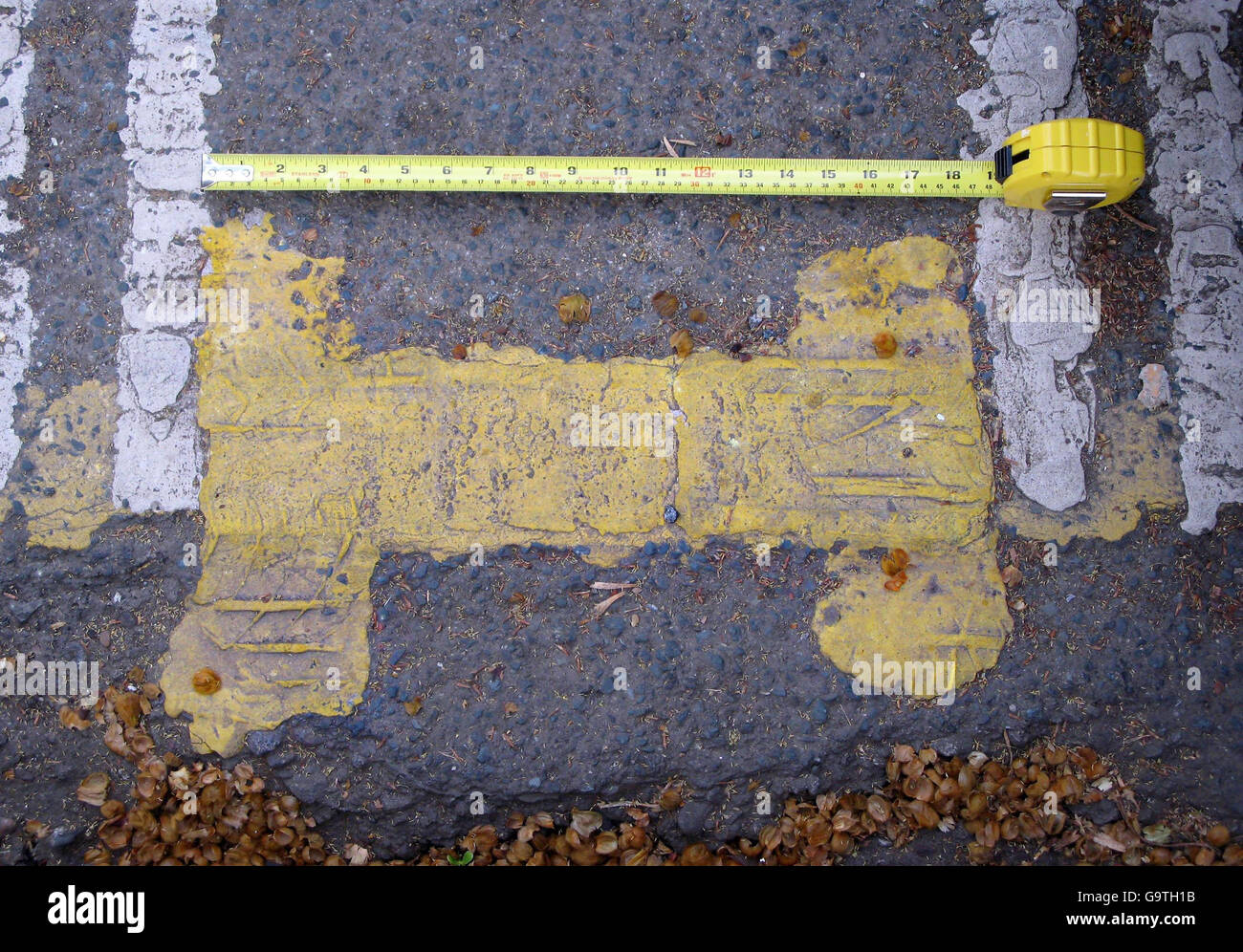 18 inch long yellow line Stock Photo - Alamy