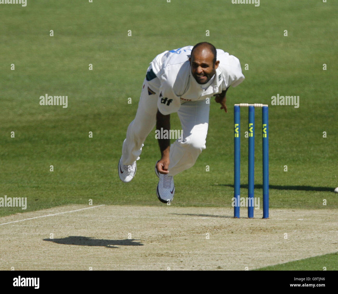 Cricket action bowling jumping hi-res stock photography and images - Alamy