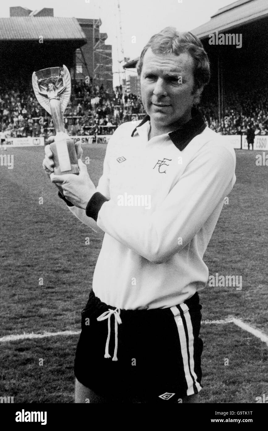 Fulhams bobby moore pictured with the jules rimet trophy Black and ...