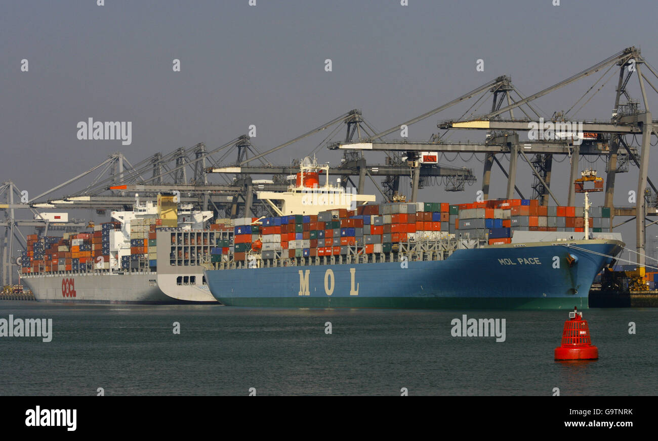 Two huge container ships MOL Pace from Panama and OOCL Atlanta from ...