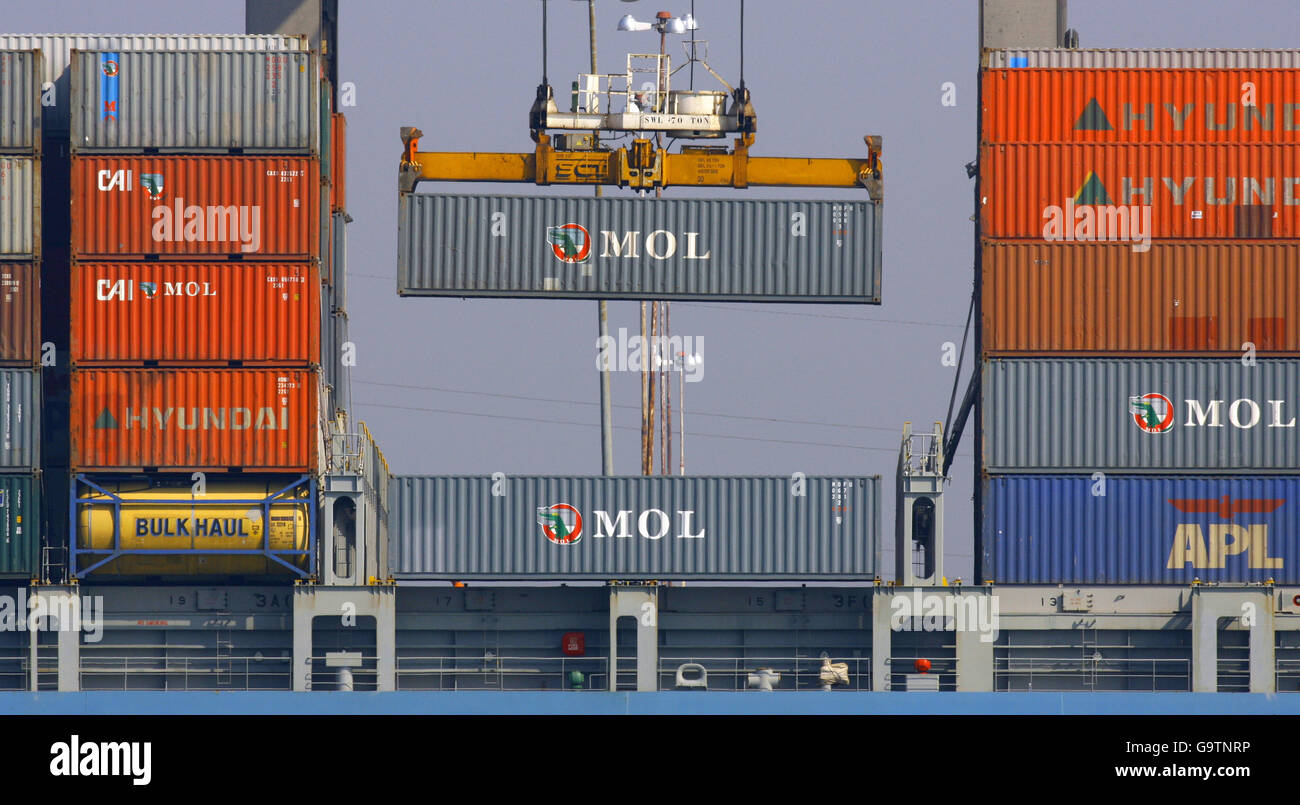 Container ship unloads cargo hi-res stock photography and images - Alamy