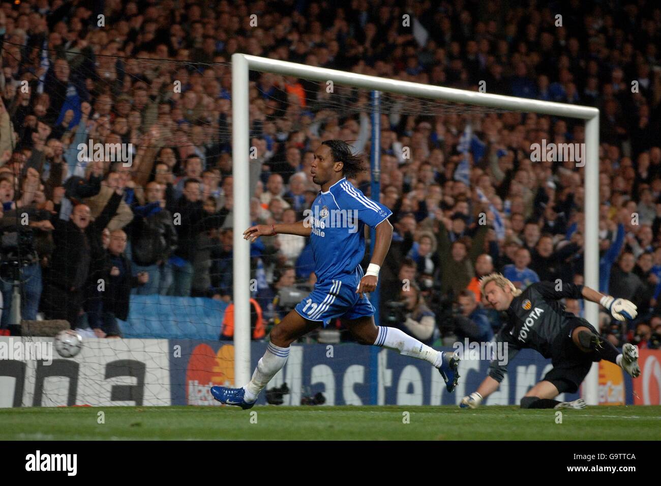 Didier drogba chelsea celebration hi-res stock photography and images ...