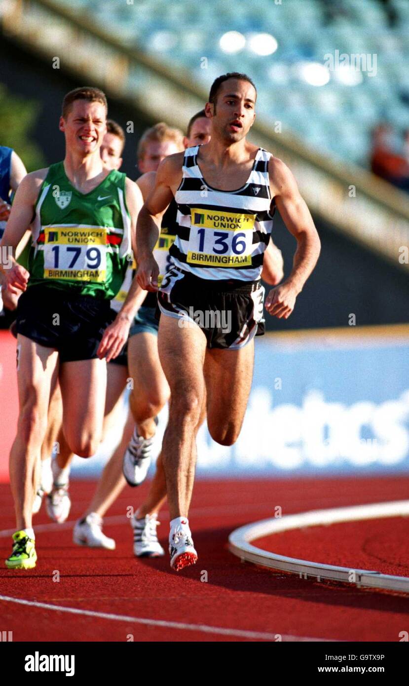Dominic Hall sets the pace in heat two of the men's 800m Stock Photo ...