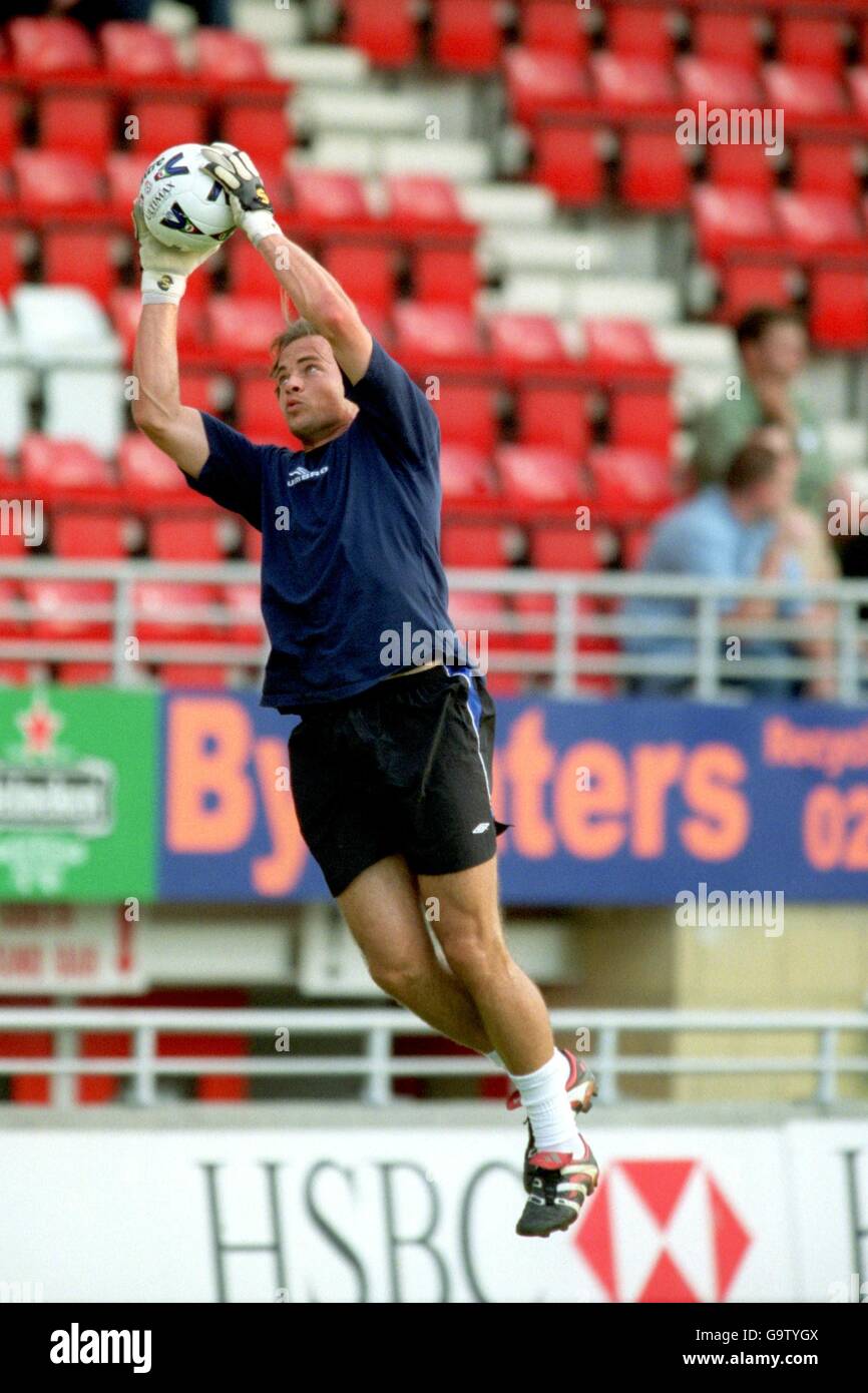 Chelsea goalkeeper mark bosnich catches hi-res stock photography and ...
