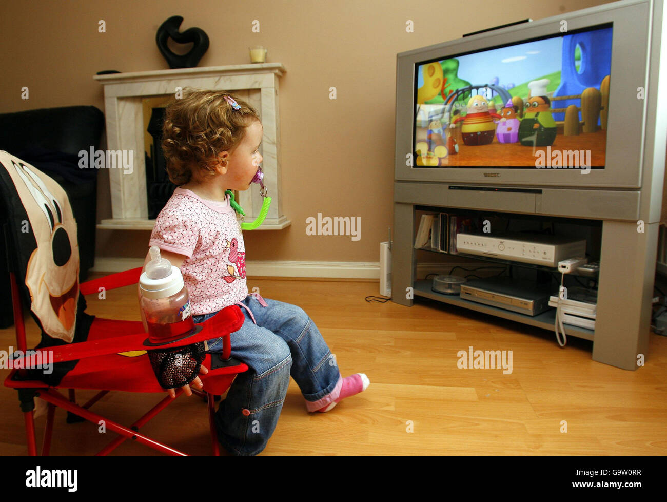 Cartoon mouse watching tv hi-res stock photography and images - Alamy