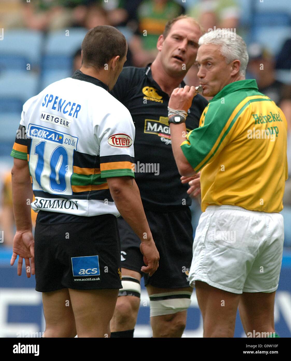 Referee Alan Lewis (r) calms down the situation as London Wasps ...