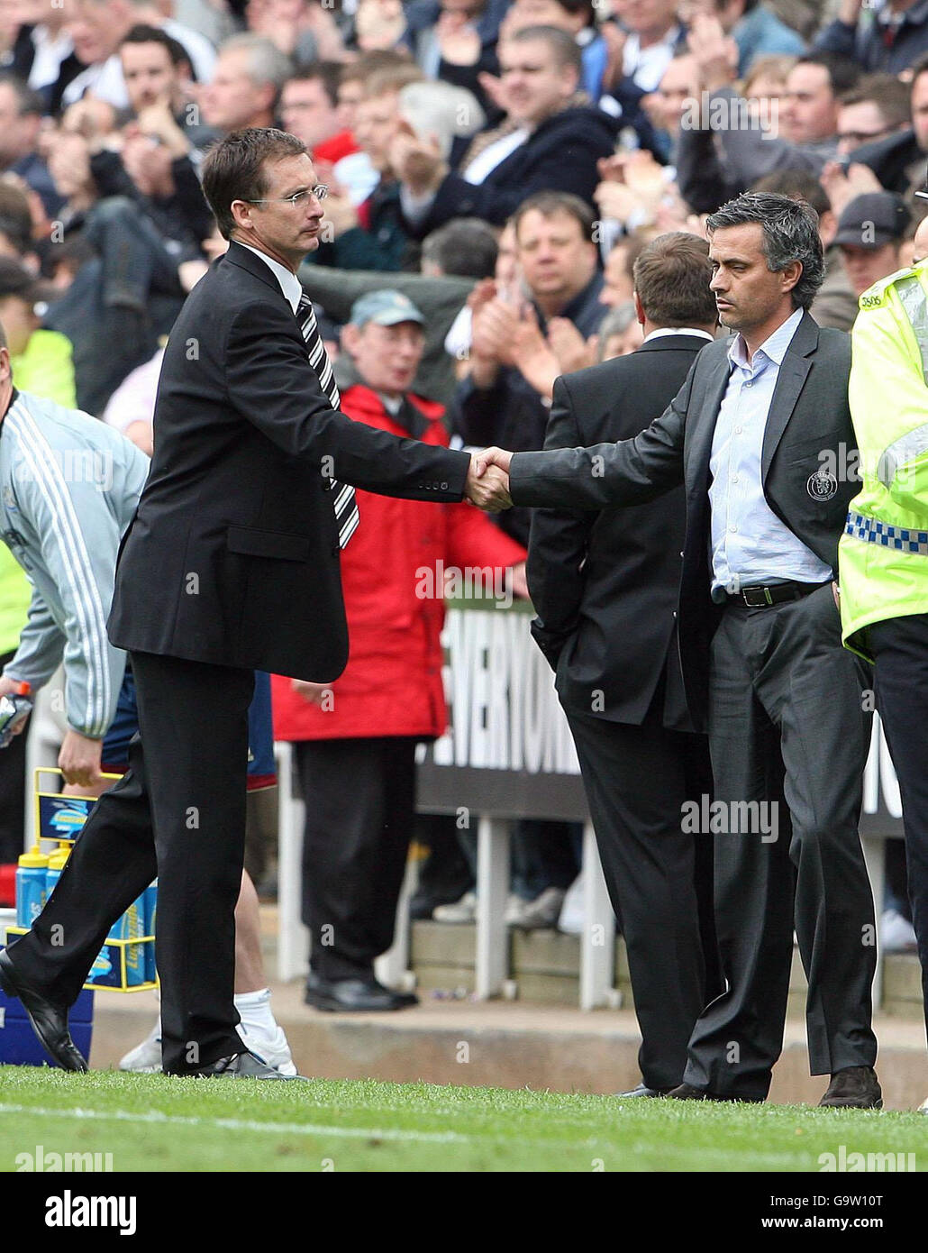 Full length shaking hands mangrs hi-res stock photography and images ...