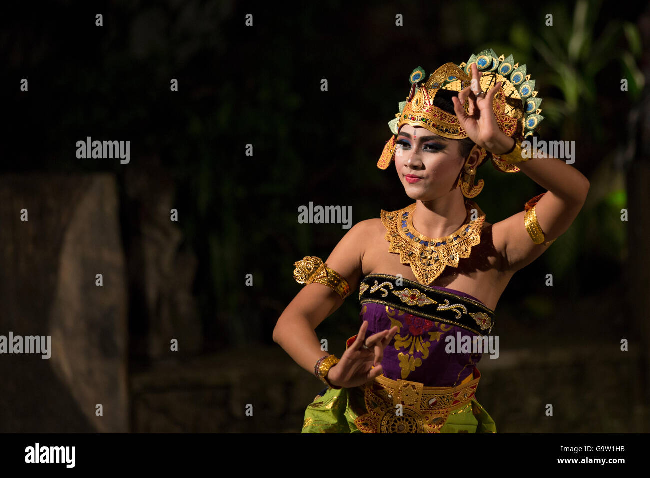Traditional female dancer hi-res stock photography and images - Alamy