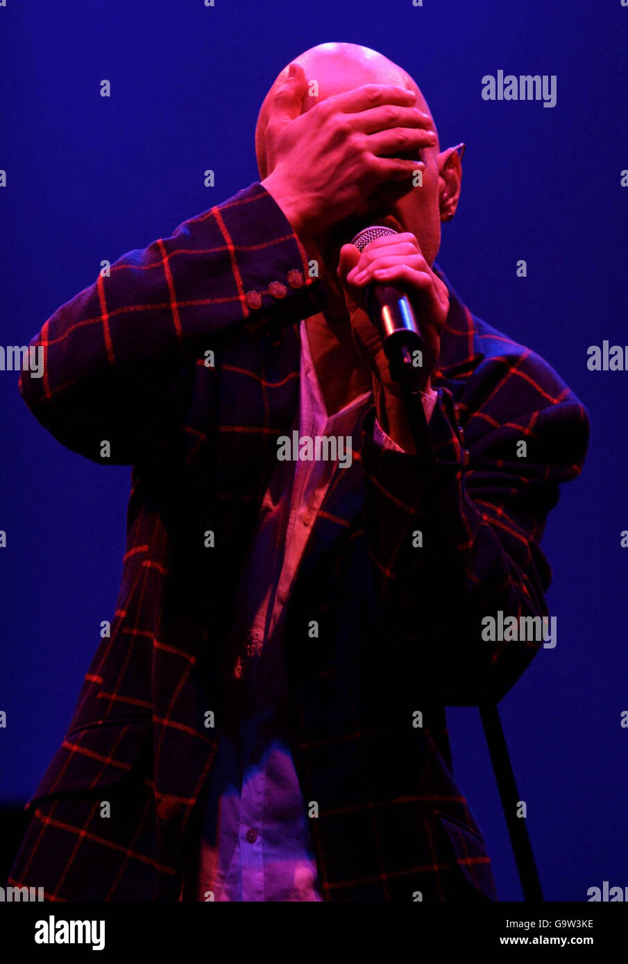 James in concert hi-res stock photography and images - Alamy