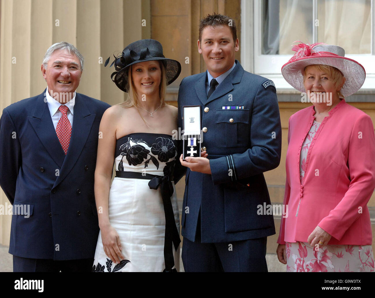 Flight Lieutenant Matthew Carter (centre right), from the Royal Air ...