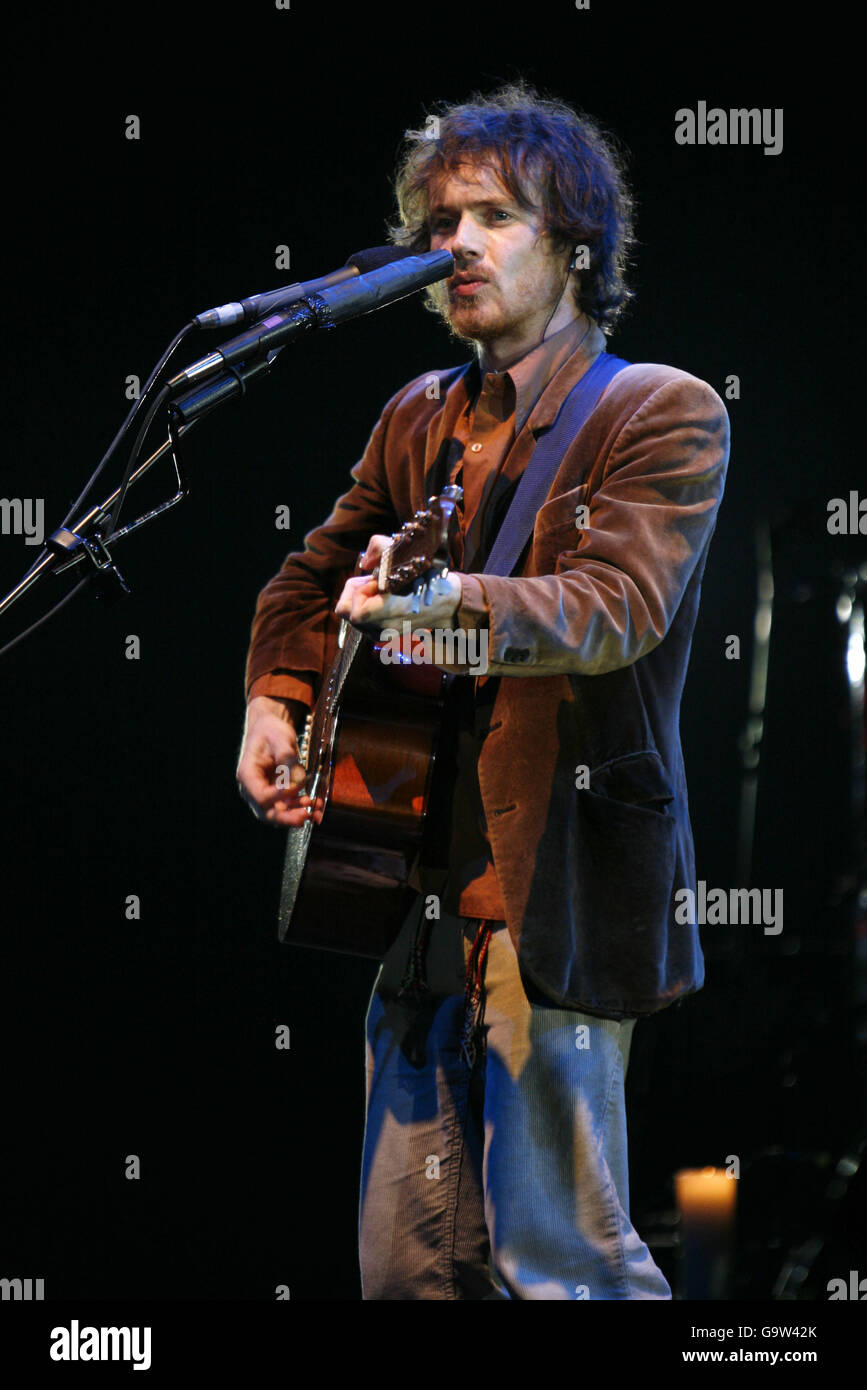 Damien rice guitar hi-res stock photography and images - Alamy