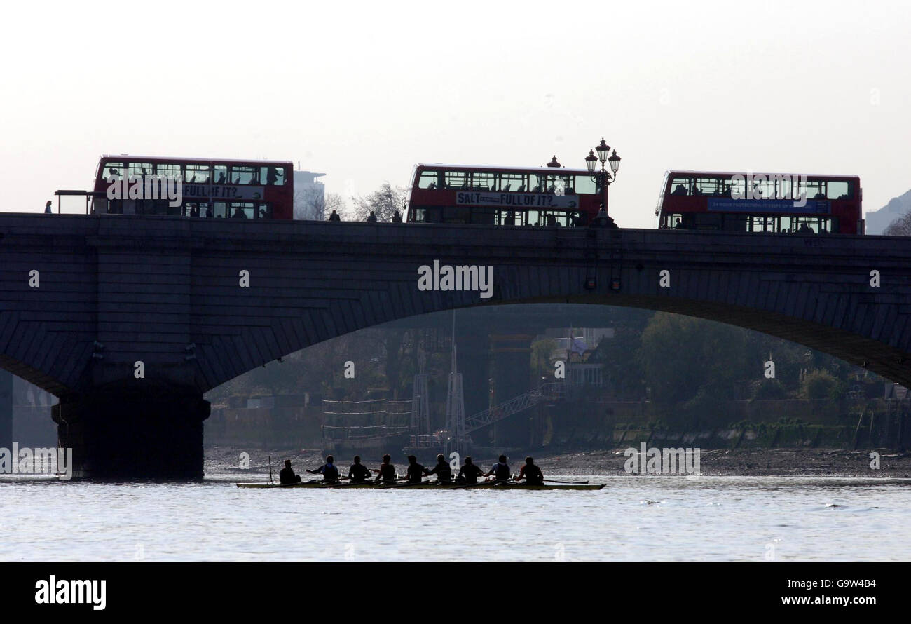 Rowers rowing river thames general view hi-res stock photography and ...