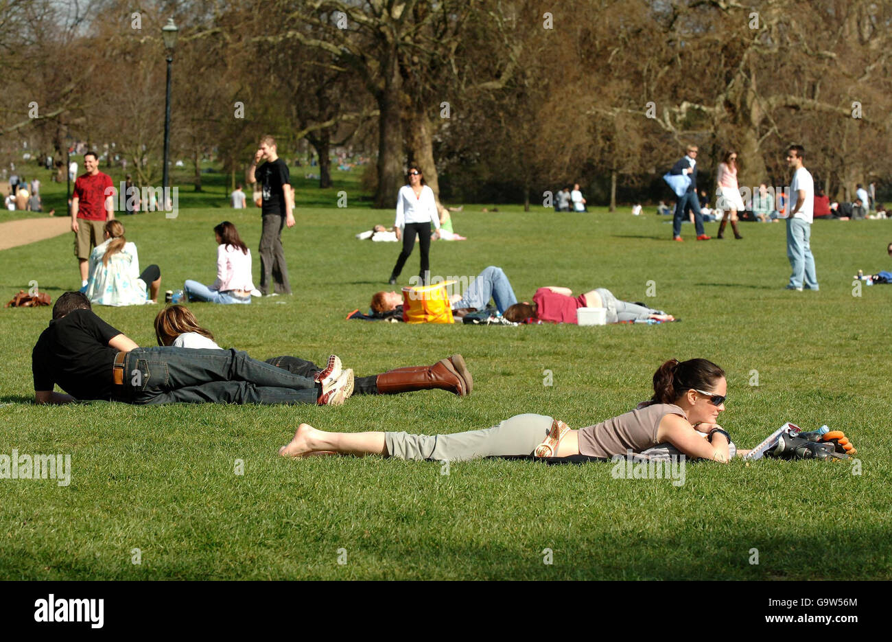 People sunbathe in hyde park hi-res stock photography and images - Alamy