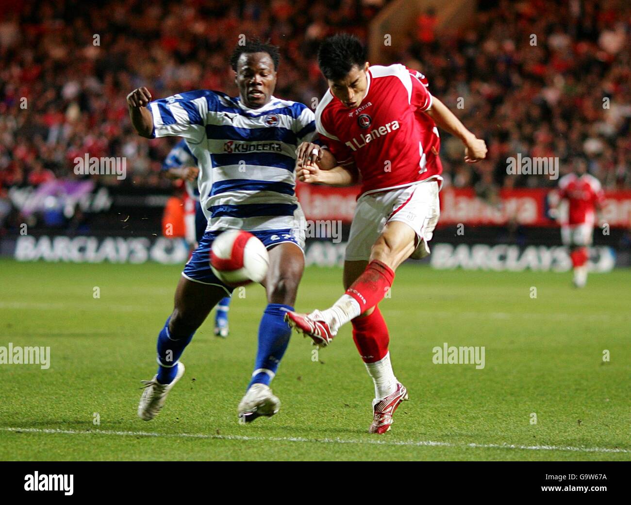 Reading's Andre Bikey and Charlton Athletic's Zheng Zhi Stock Photo - Alamy